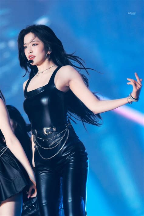 안유진 가죽의상 방송연예 꾸르