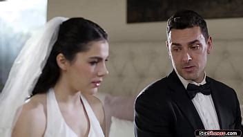 La surprise de la mariée aux gros seins pour son mari tourne mal avec