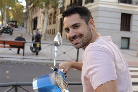 Un Chico Lindo Montando Un Barco Imagen De Archivo Imagen De Italia Automotor 243986909