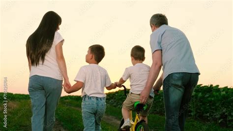 Vidéo Stock Happy Mom Holds Son Hand While Dad Teaches Younger Son