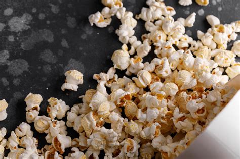 영화를 시청을 위한 간식 팝콘 텍스처 배경에 양동이 밖으로 떨어졌다 0명에 대한 스톡 사진 및 기타 이미지 0명 건강에 좋지 않은 음식 구이 Istock