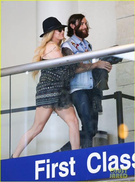 Kesha Rocks Super Sexy Outfit While Flying Out Of Lax Photo 3348395