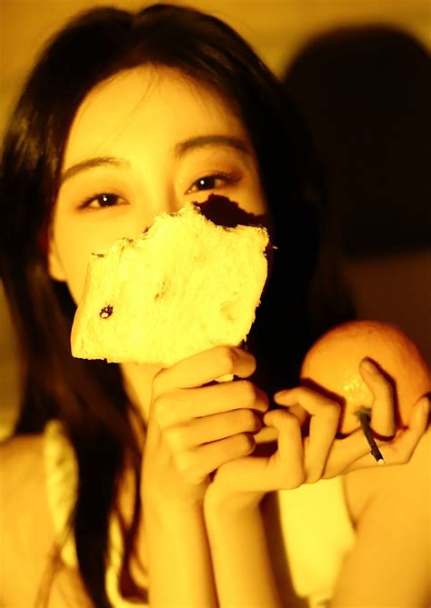 祝绪丹黄色氛围室内写真 哔哩哔哩