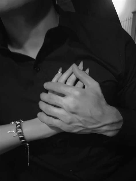 උමේෂිකා ඔහු අඩි දෙකක පමණ පරතරයක් තබා ඈ අසල නැවතුනේ ය නිරුවත් පුළුල් පිරිමි ලය කේමි ඉදිරියේ ය ඈ