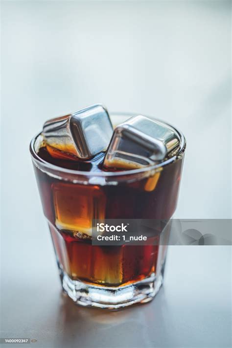 스테인레스 스틸 아이스 큐브로 채워진 유리에 커피를 쏟아 붓습니다 0명에 대한 스톡 사진 및 기타 이미지 0명 가득 찬 각얼음 Istock