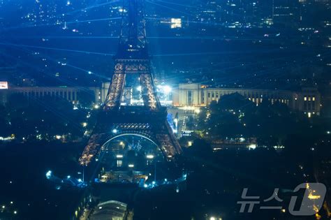 파리올림픽 개막 에펠탑 레이저쇼 뉴스1