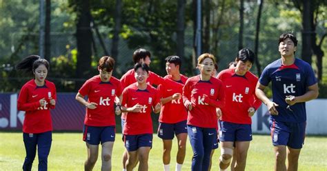 훈련하는 여자 축구 국가대표 선수들