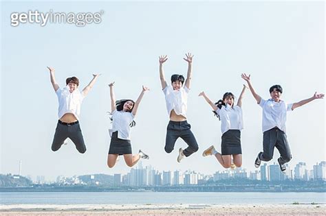 십대 인간의나이 교복 미소 밝은표정 고등학생 학교생활 계단 점프 활력 컨셉 이미지 Jv11370134