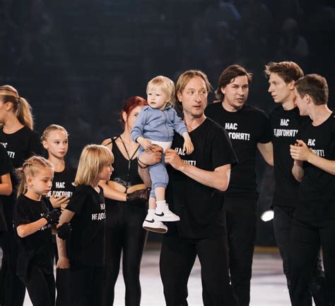 Младший сын Рудковской и Плющенко встал на коньки New Дзен