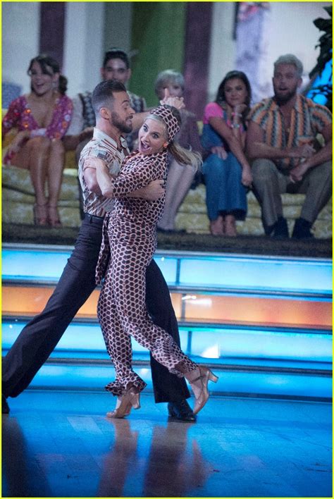 Maureen Mccormick Revists Brady Bunch Years Later For Dwts Watch
