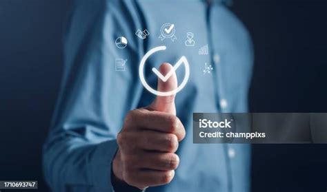 온라인 설문조사 작성 및 디지털 양식 체크리스트 품질 검사 개선 표준화 인증 규정 서비스 및 표준 준수 개념에 대한 스톡 사진 및 기타 이미지 Istock