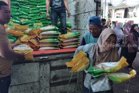 Tinjau Pasar Murah Magetan Khofifah Beras Paling Diserbu