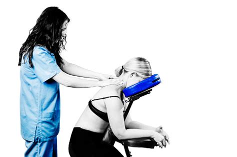 의사 물리 치료사는 그녀의 환자를 다시 검사하고 흰색 배경에 실루엣 스튜디오에서 수축 마사지를하고 개선에 대한 스톡 사진 및