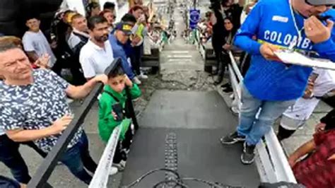 红牛城市速降赛，还得是红牛 来自捷克的车手托马斯·斯拉维克在哥伦比亚的马尼萨莱斯城市速降极限运动 第一视角 速降山地车 瓜子二手车 Youtube