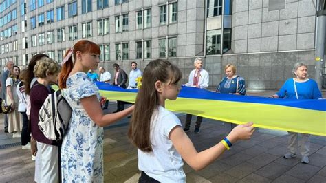 У Брюсселі біля Європарламенту розгорнули 30 метровий прапор України