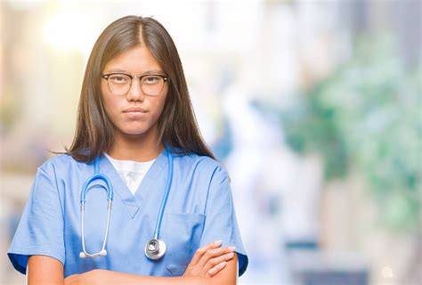 격리 된 배경 회의론 및 교차 팔과 얼굴에 긴장 Disapproving 식 젊은 아시아 의사 여자 부정적인 사람입니다 감정에 대한 스톡 사진 및 기타 이미지 Istock