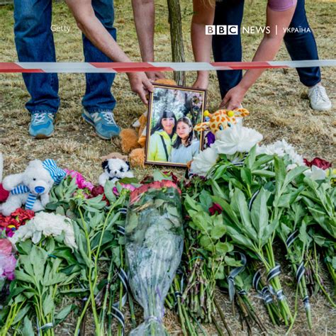 Bbc News Ukrainian Кияни несуть квіти та мякі іграшки на місце загибелі мами та доньки у