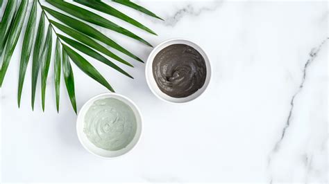 대리석 배경에 그릇과 열대 잎에 Spa 얼굴 점토 마스크 플랫 레이 상단 보기 천연 유기농 미용 제품 얼굴 스킨 케어 컨셉 0