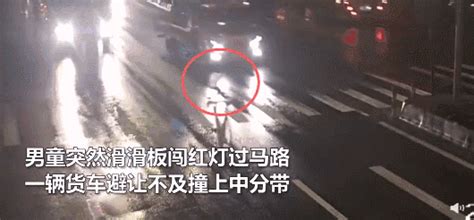 【图】滑滑板闯红灯险撞货车 6岁男孩全责！ 文章图片卡车之家，中国最好的卡车门户网站