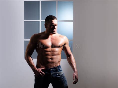 Homem Forte Mostrando Seu Corpo Nu Perfeito Torso Nu Imagem De Stock