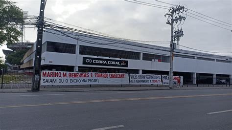 SANTA CRUZ Torcida Ergue Faixas No Arruda Em Protesto Saiam Ou O Bicho Vai Pegar Veja Imagens