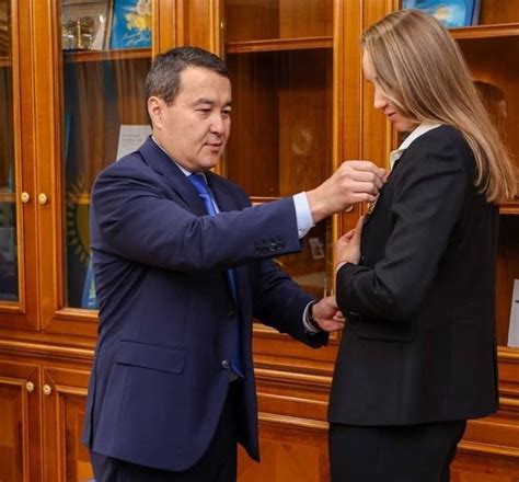 荣耀！温网女单夺冠后 莱巴金娜获哈萨克斯坦总统颁发友谊勋章 直播吧zhibo8cc