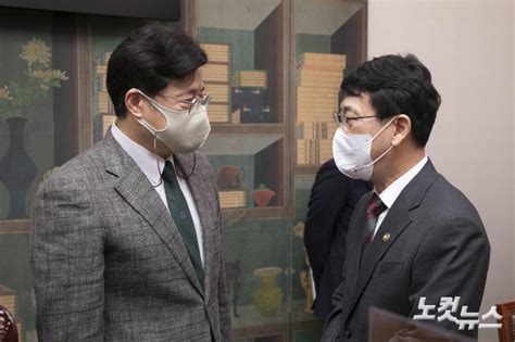 대화하는 홍익표 국회 문화체육관광위원장 최응천 문화재청장 노컷뉴스