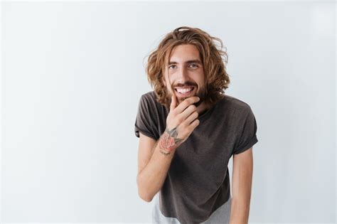 白人のひげを生やした青年が沈黙のジェスチャーを作る。 無料の写真