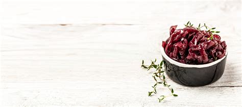 항아리에 빨간 양파 마멀레이드 잼 Confiture 흰색 나무 배경에 야채 잼 맛있는 소스 프랑스 요리 긴 배너 형식 텍스트