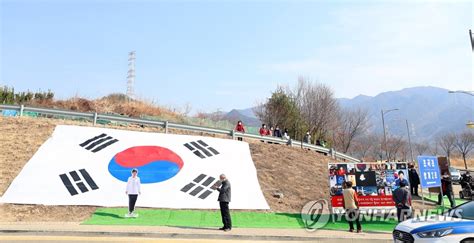 박근혜 사저 구경온 시민들 연합뉴스