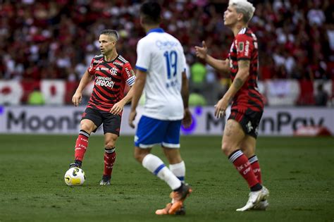 Em Despedida De Diego E Diego Alves Flamengo Perde Para O Rebaixado