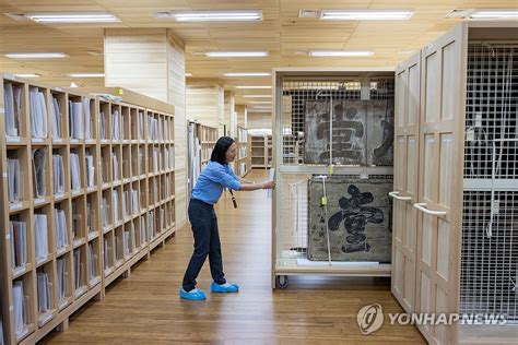 두꺼운 문 지나 8중 잠금 해제조선 왕실의 보물 창고 열리다 나무뉴스
