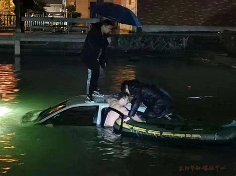居民递伞送汽艇 所长赤膊入冷水 一车三人雨夜落水被警民合力救起