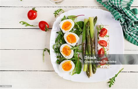 삶은 계란과 샌드위치 크림 치즈를 흰 접시에 곁들인 그린 아스파라거스 평면도 플랫 레이 건강한 식생활에 대한 스톡 사진 및 기타 이미지 건강한 식생활 계란 노른자