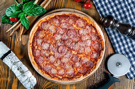 홈메이드 이탈리아 피자와 페 퍼 니를 탑 뷰 토마토 살라미 바실리 Ic와 소박한 나무 배경에 피자 복사 공간 전통적인 이탈리아