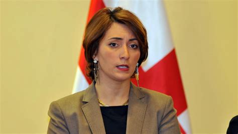 ცდილობენ ჩვენი ხალხი იყოს ღარიბი როცა ადამიანები არიან ღარიბები მათი მანიპულაცია არჩევნების