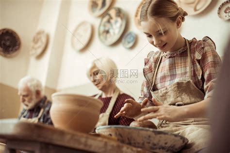 祖母和祖父外孙女在讲高清图片下载 正版图片503420316 摄图网