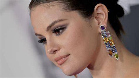 Selena Gomez Wore The Most Classic Manicure Possible For Election Day See Photo Allure