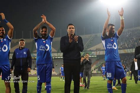 عکس خواننده مشهور استقلالی روی سکوها آزادی دیده شد خبرورزشی