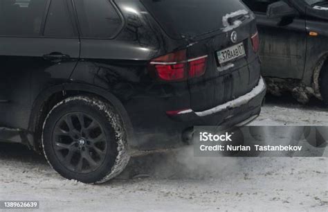 차에서 나오는 배기가스 자동차 연기를 실행 추운 날에 차를 따뜻하게 검은 Bmw 0명에 대한 스톡 사진 및 기타 이미지 0명