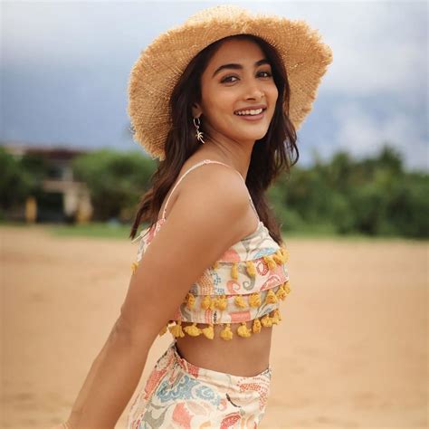 మరి ఈ సినిమాల్లోని హీరోల్లో పూజా మదర్‌కి నచ్చిన వారెవరు Tv9 Telugu