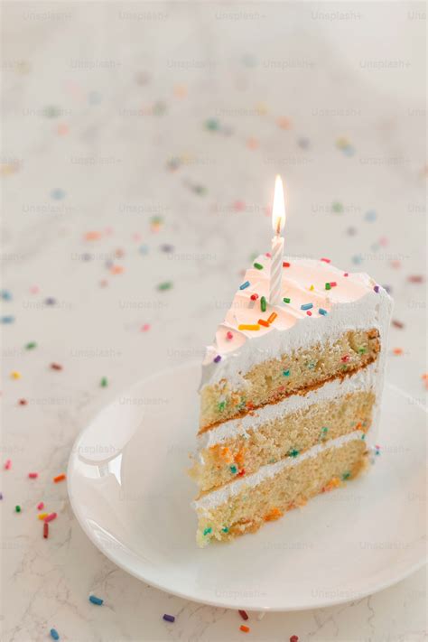 접시에 촛불이 켜진 케이크 한 조각 사진 Unsplash의 생일 축하 카드 이미지