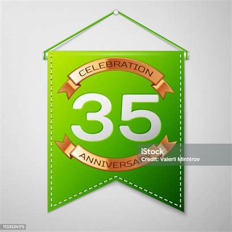 비문 35 35 년 기념일 축 하 디자인 회색 배경에 현실적인 녹색 페 넌 트 황금 리본 당신의 생일 파티를 위한 다채로운