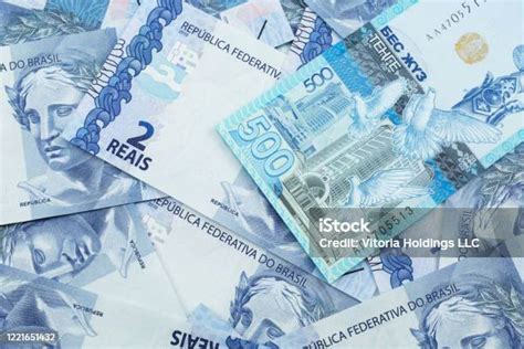 브라질 두 Reais 지폐와 카자흐스탄에서 파란색 Tenge 지폐 0명에 대한 스톡 사진 및 기타 이미지 0명 검은색 금