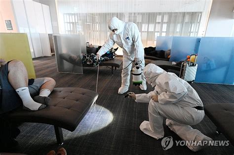빈대 방역하는 인천국제공항 관계자들 연합뉴스