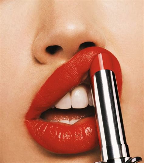 Sex Predáva Povedala Si Vizážistka Isamaya Ffrench A Začala Predávať Rúž V Obale V Tvare Penisu