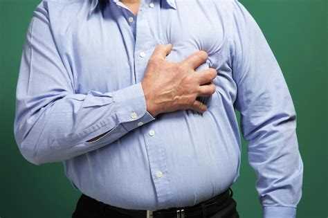 Hombre Con Dolor En El Pecho Que Sufre De Un Ataque Al Corazón Sobre