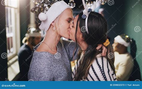 δωρίζω ο ένας τον άλλο το δώρο της αγάπης ένα ευτυχισμένο νεαρό