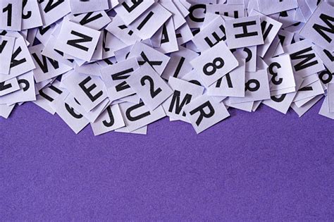 보라색 배경의 숫자와 글자는 교육 정보 및 글꼴 기호에 대한 아이디어로 보라색 배경 복사 공간을 복사합니다 0명에 대한 스톡 사진 및 기타 이미지 Istock