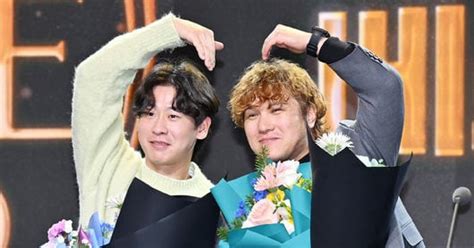 사진 박찬호 김선빈리얼글러브 어워드 베스트 키스톤 콤비상 하트 포즈 조선비즈